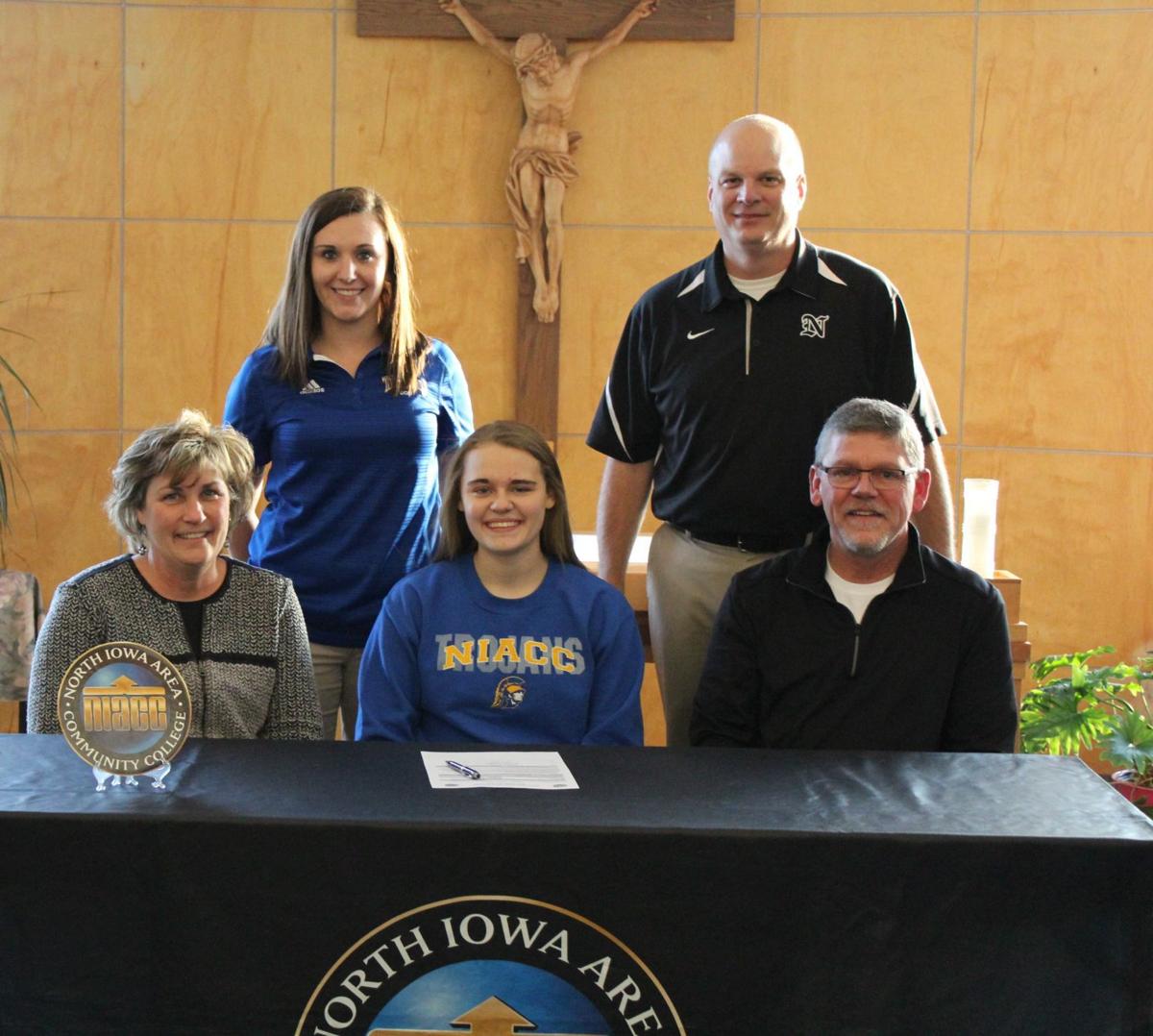 Newman Catholic's Morgan Luecht signs to play golf at NIACC