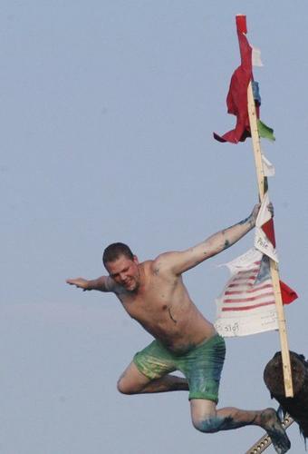 FIESTA LEGENDS: Top 10 greasy pole walkers of all time | Local Sports ...