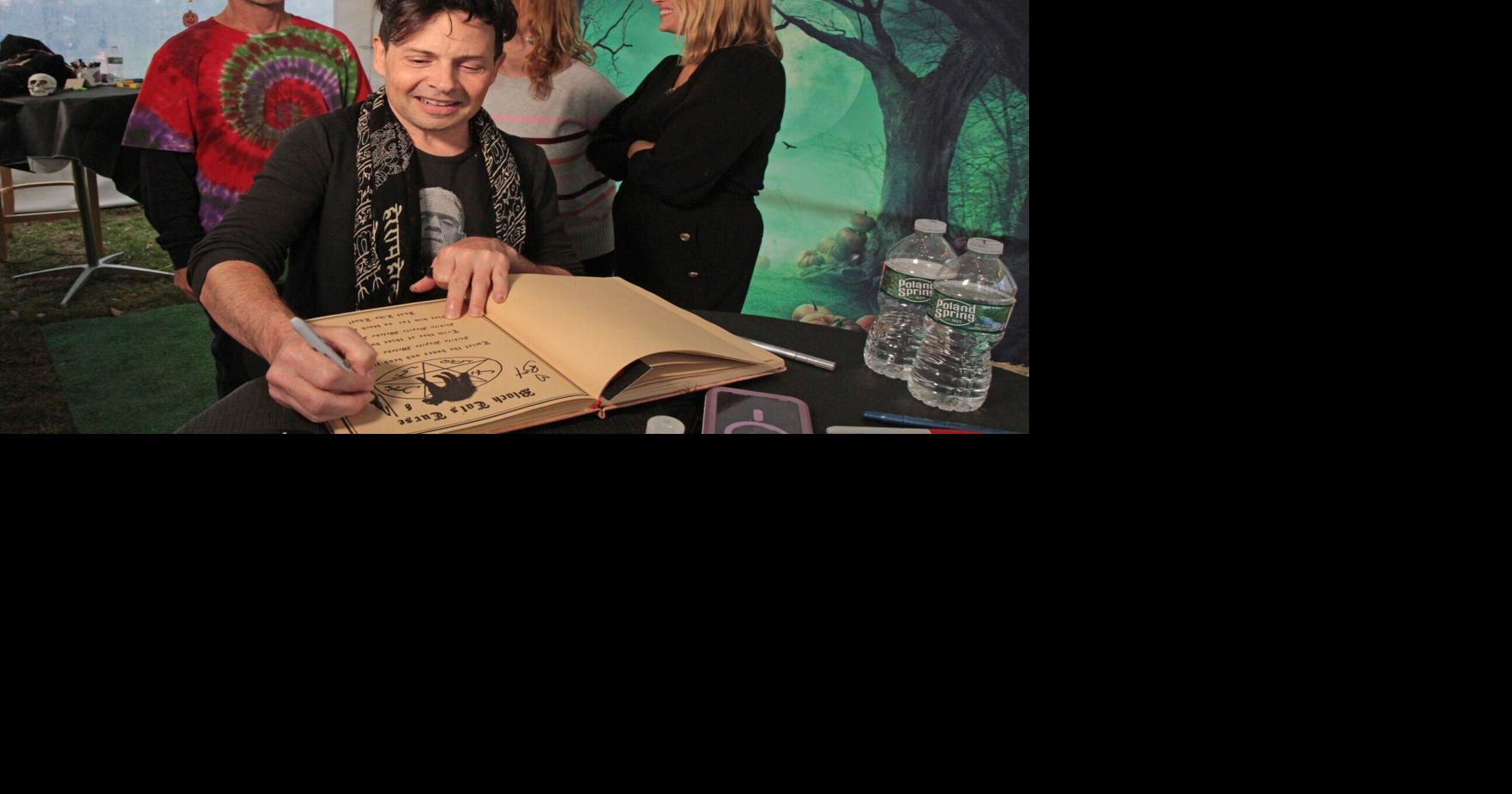 'Hocus Pocus' cast returns: Masquerade ball, tours, screening added ...