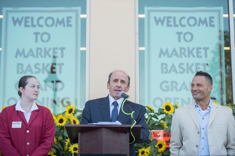 Customers remain happy, but family infighting keeps Market Basket in ...