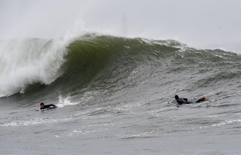 SLIDESHOW: Surfers' paradise as Lee passes off shore | Multimedia ...