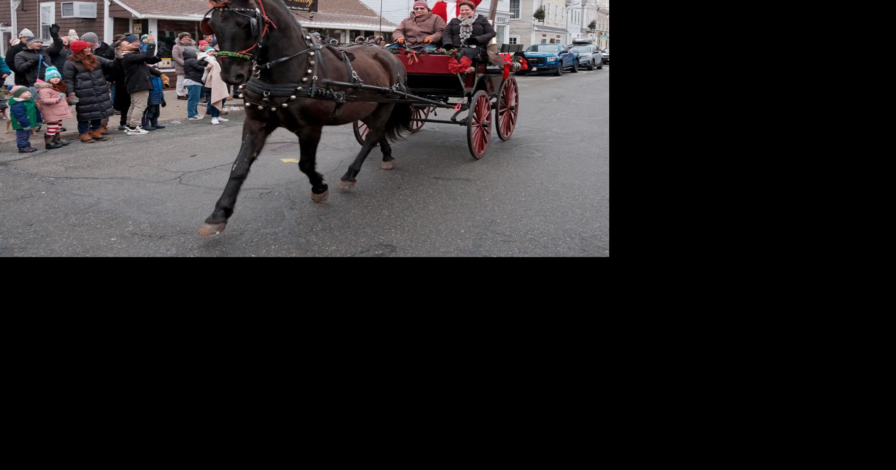 Making Christmas bright: Volunteers give out baskets, candy on holiday ...
