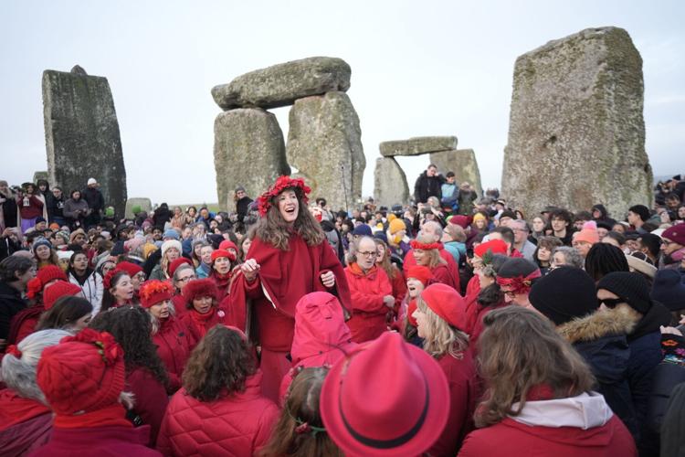 Thousands cheer as the sun rises on winter solstice at Stonehenge ...