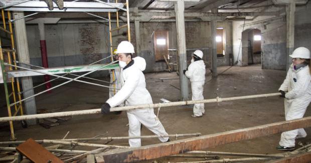 College students spend spring break working on former Hawks building ...