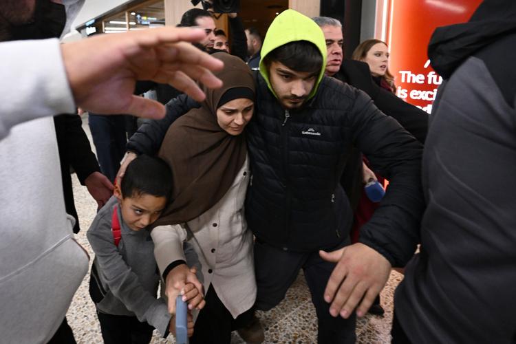 Planes carrying 19 Australians linked to Islamic State group land in ...