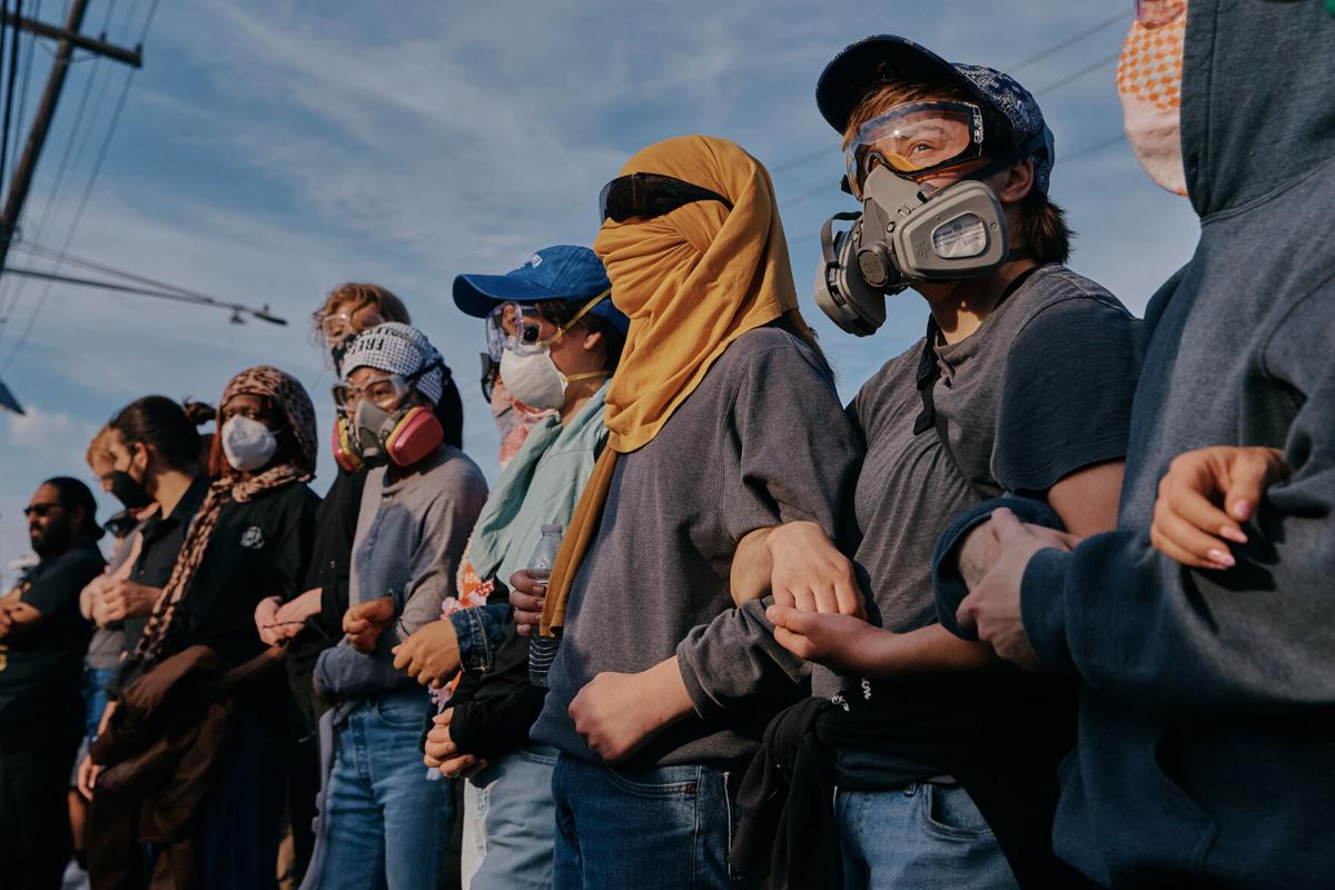 Photos show protestors and ICE agents clashing outside a New Jersey ...