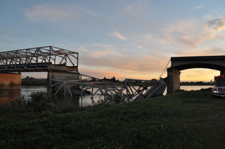I-5 Skagit River Bridge Collapse Photos | Multimedia | goskagit.com