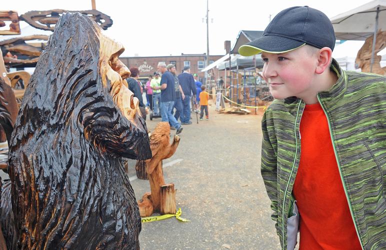 Sedro-Woolley Loggerodeo chainsaw carving | Gallery | goskagit.com