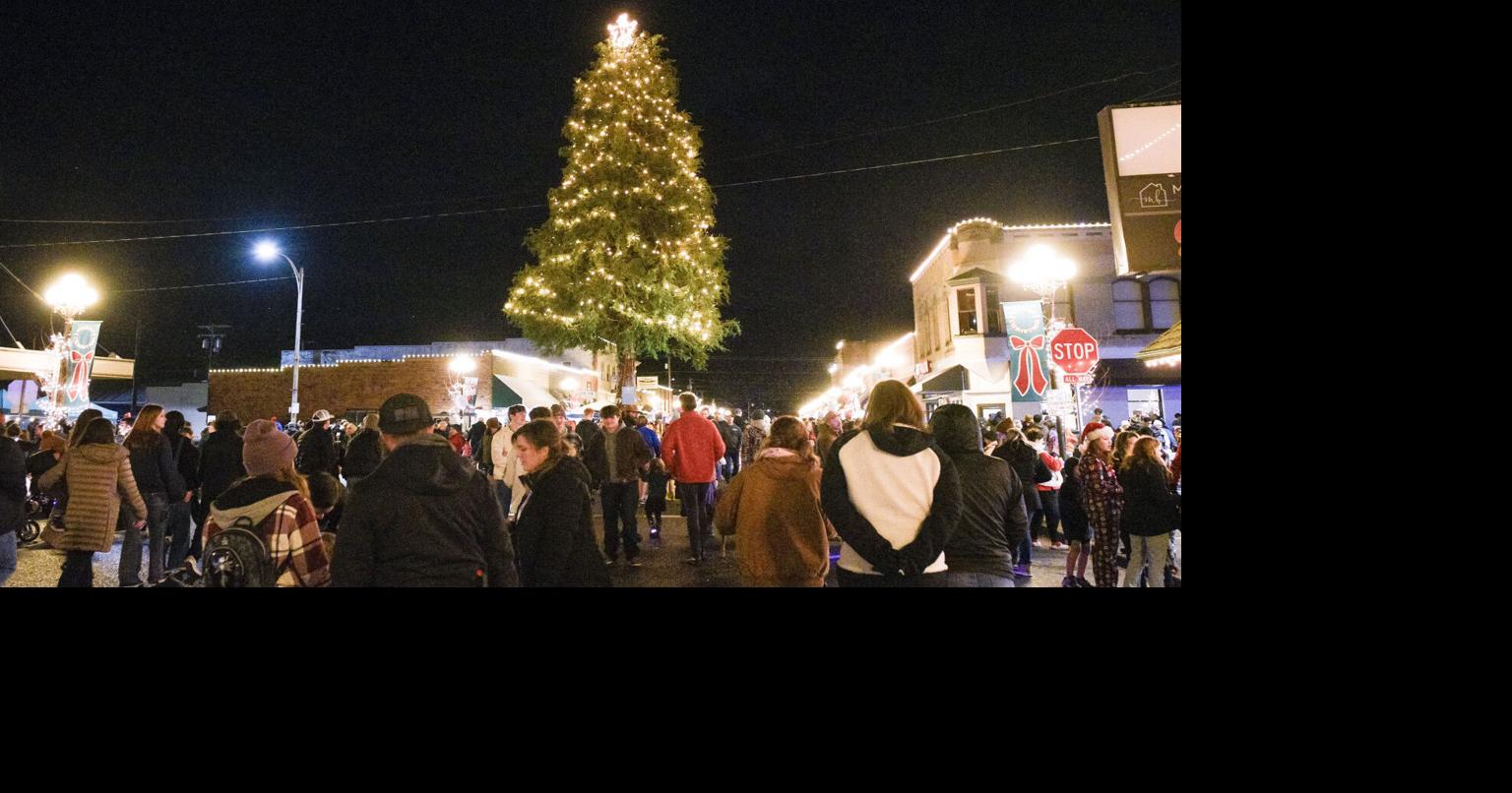 Photos: Sedro-Woolley tree lighting | Gallery | goskagit.com