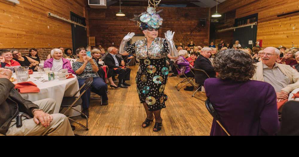 Unconventional fashion show dresses models in balloons, coffee filters ...