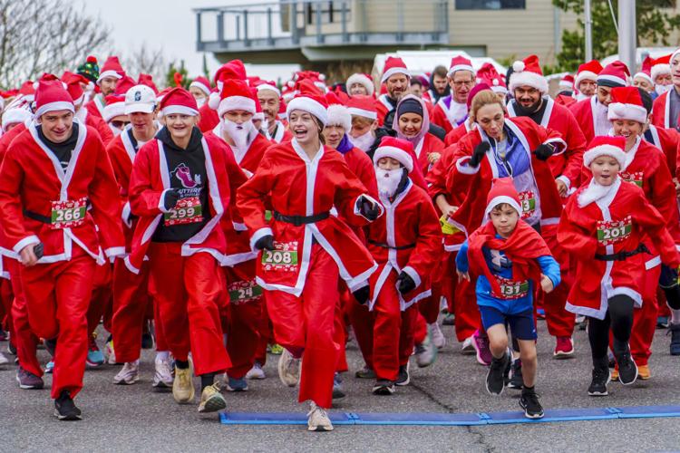 Santas run across Anacortes! | Arts And Community | goskagit.com