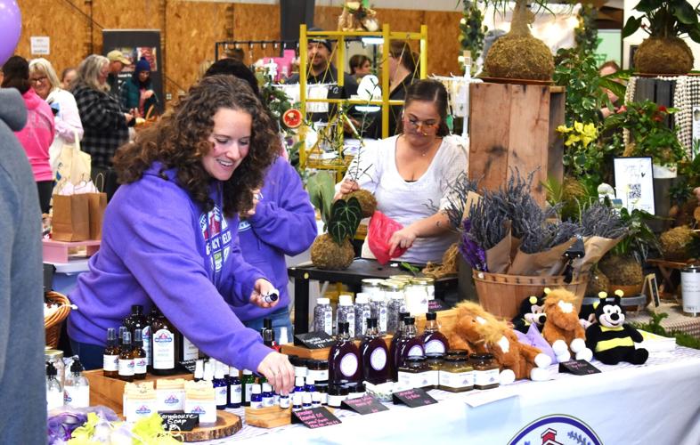 'Warm reunions': Stanwood Farmers Market hosts Holiday Fair | SC News ...