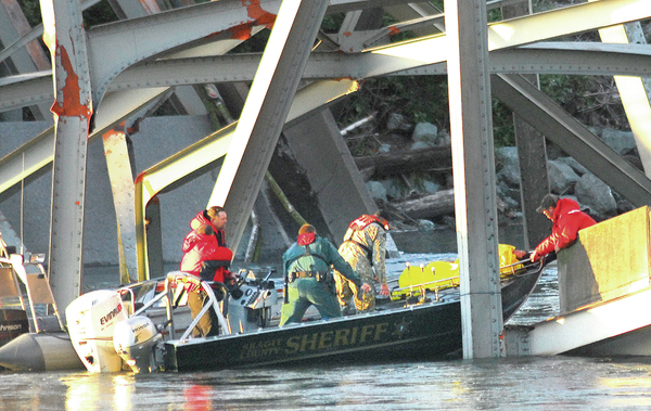 Photos from Thursday’s bridge collapse | Local News | goskagit.com