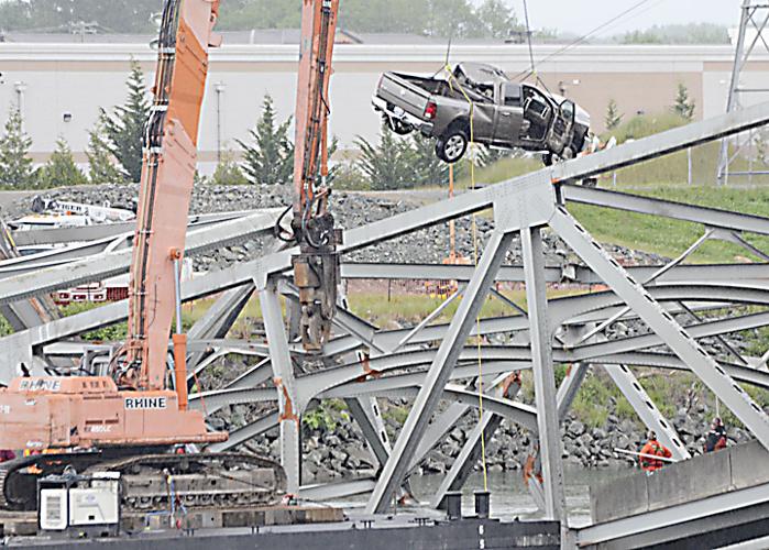 Vehicles pulled out of the Skagit River | Gallery | goskagit.com