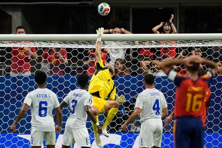 40-year-old Cape Verde goalkeeper Vozinha turns in a spectacular ...