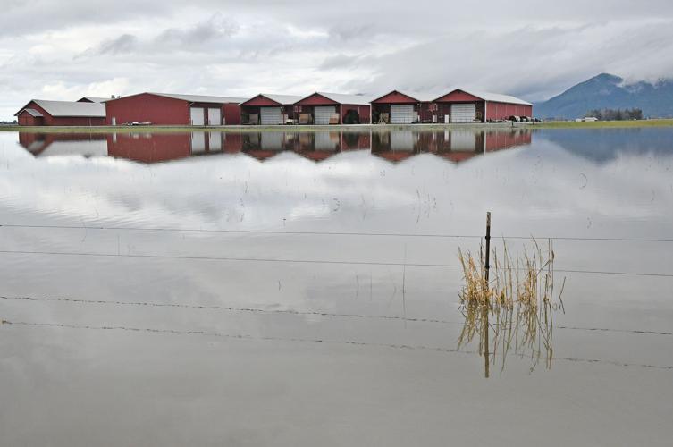 Rain-induced flooding closes roads | Local News | goskagit.com