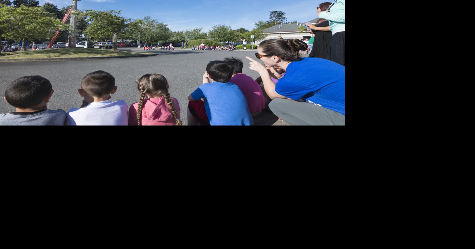 La Conner Elementary School totem pole removed for restoration | Local ...