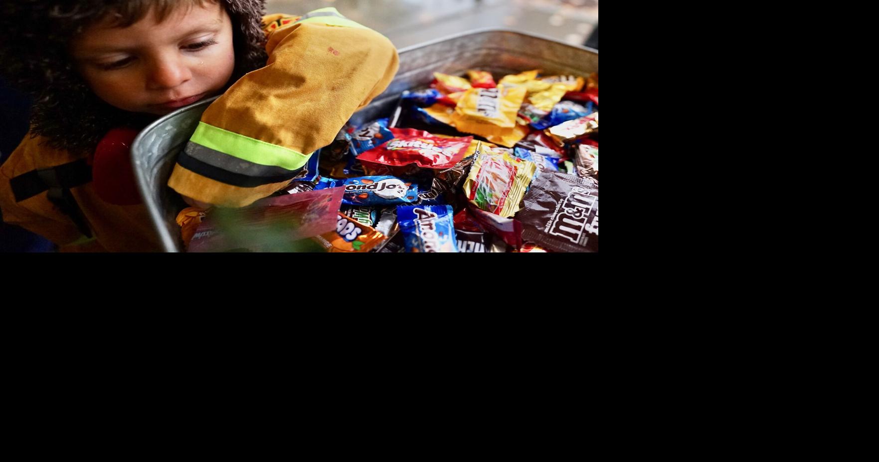 PHOTOS: Anacortes shops treat costume-clad kids to candy on stormy ...