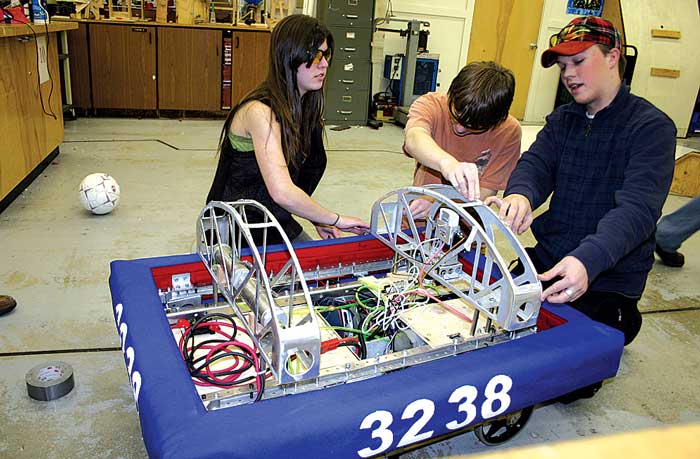 AHS students put finishing touches on robot | News | goskagit.com