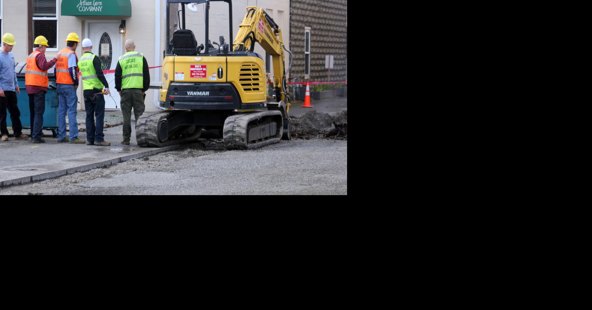 Excavator strikes natural gas line; block of Commercial Avenue ...