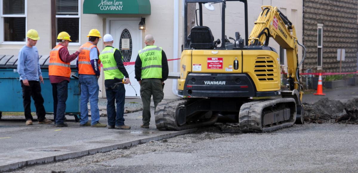 Excavator strikes natural gas line; block of Commercial Avenue ...
