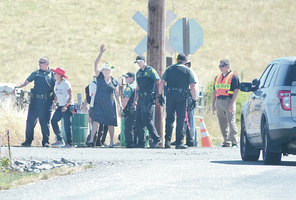 Oil-by-rail protesters block train tracks at Tesoro refinery | All ...