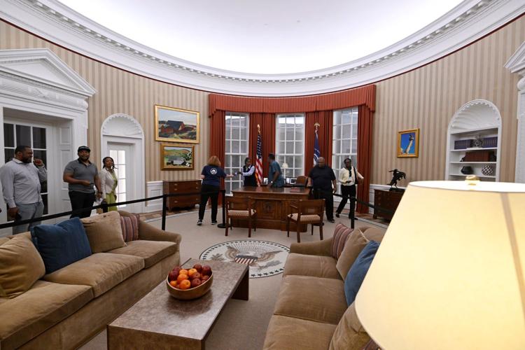 With Oval Office replica and skyline views of Chicago, Obama's new ...