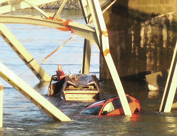 Photos from Thursday’s bridge collapse | Local News | goskagit.com