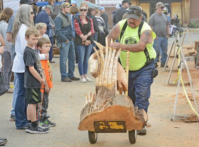 Sedro-Woolley Loggerodeo chainsaw carving | Gallery | goskagit.com