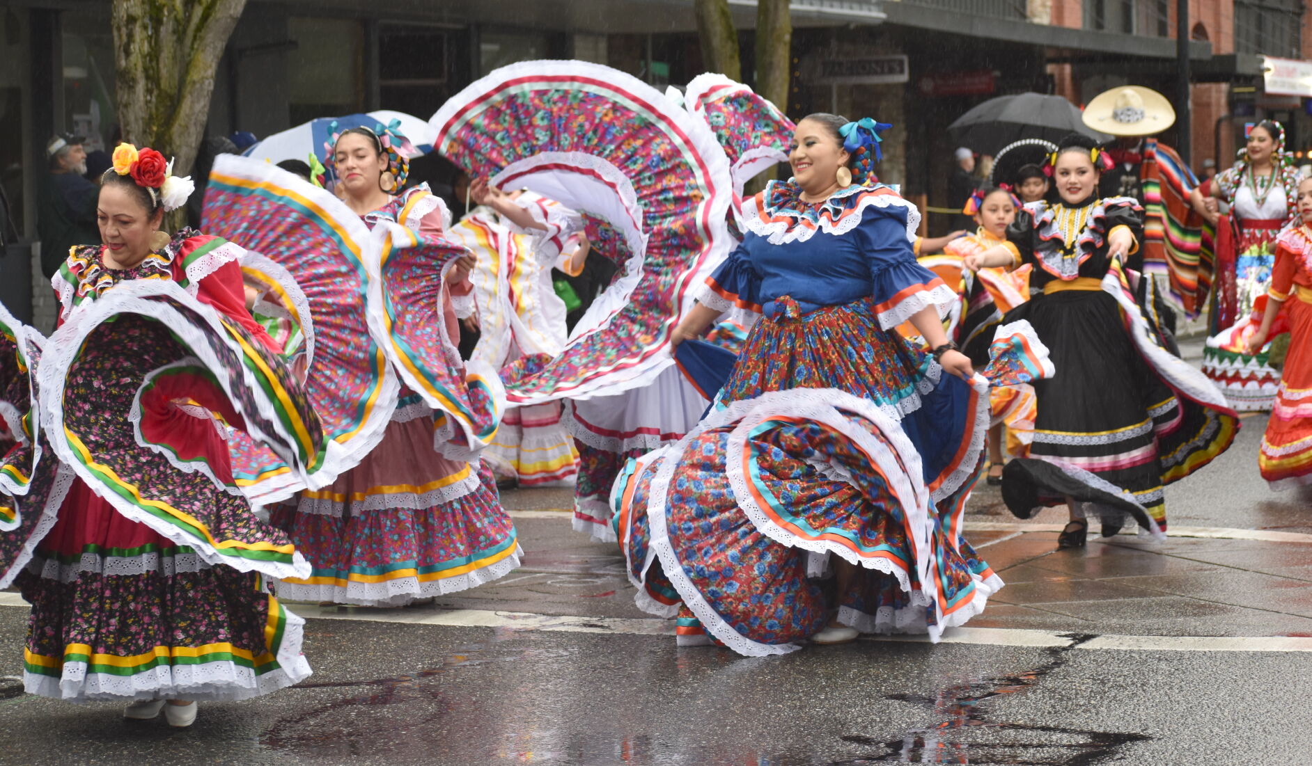 Crowd comes out for Cinco de Mayo Parade in Mount Vernon | Education ...