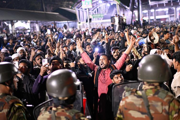 Protesters storm offices of leading Bangladesh dailies after a 2024 ...