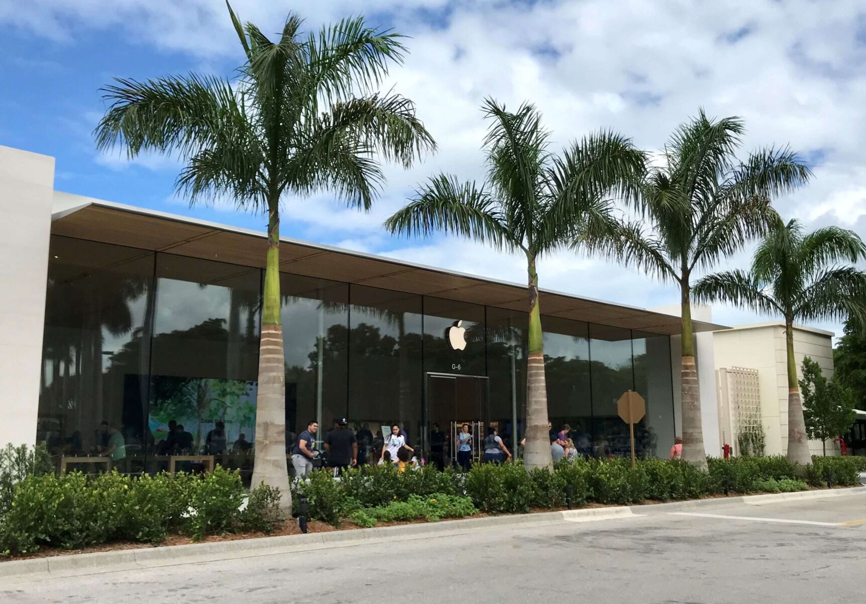 Apple store in Naples’ Waterside Shops reopens by appointment | News ...