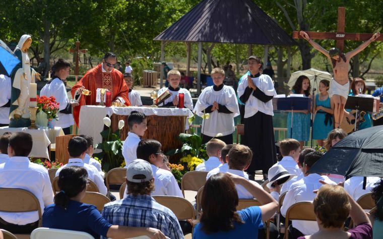 Sahuarita Catholics mark first outdoor communion service | Local News ...