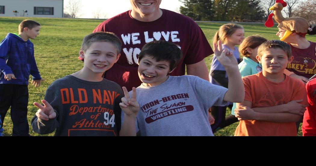 Scores of healthy kids run in School’s first Turkey Trot | Current ...