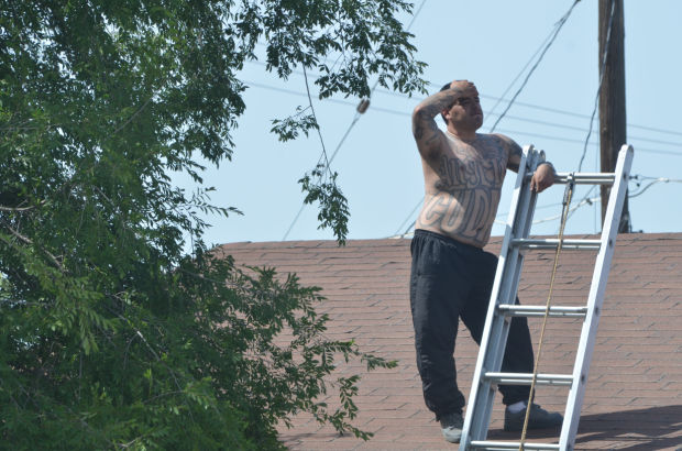 Man who refused to get off rooftop comes down | News | hanfordsentinel.com