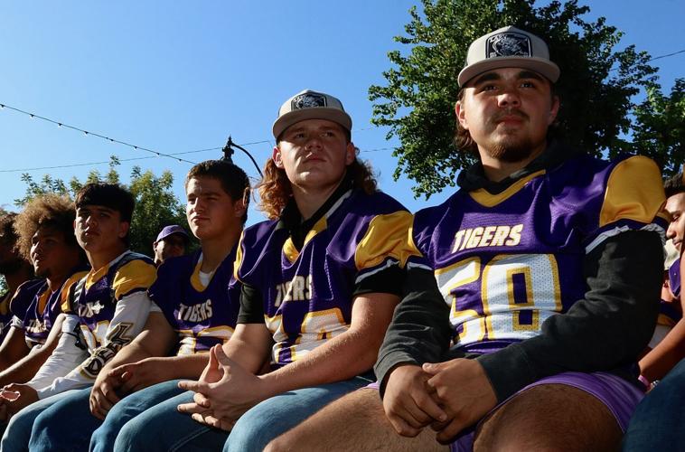 Lemoore kicks off homecoming with parade | Local News | hanfordsentinel.com