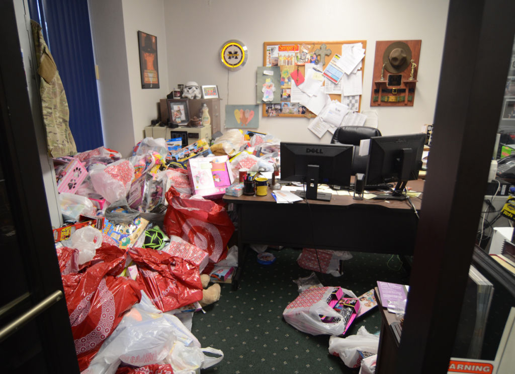 Hanford police deliver Christmas gifts | News | hanfordsentinel.com