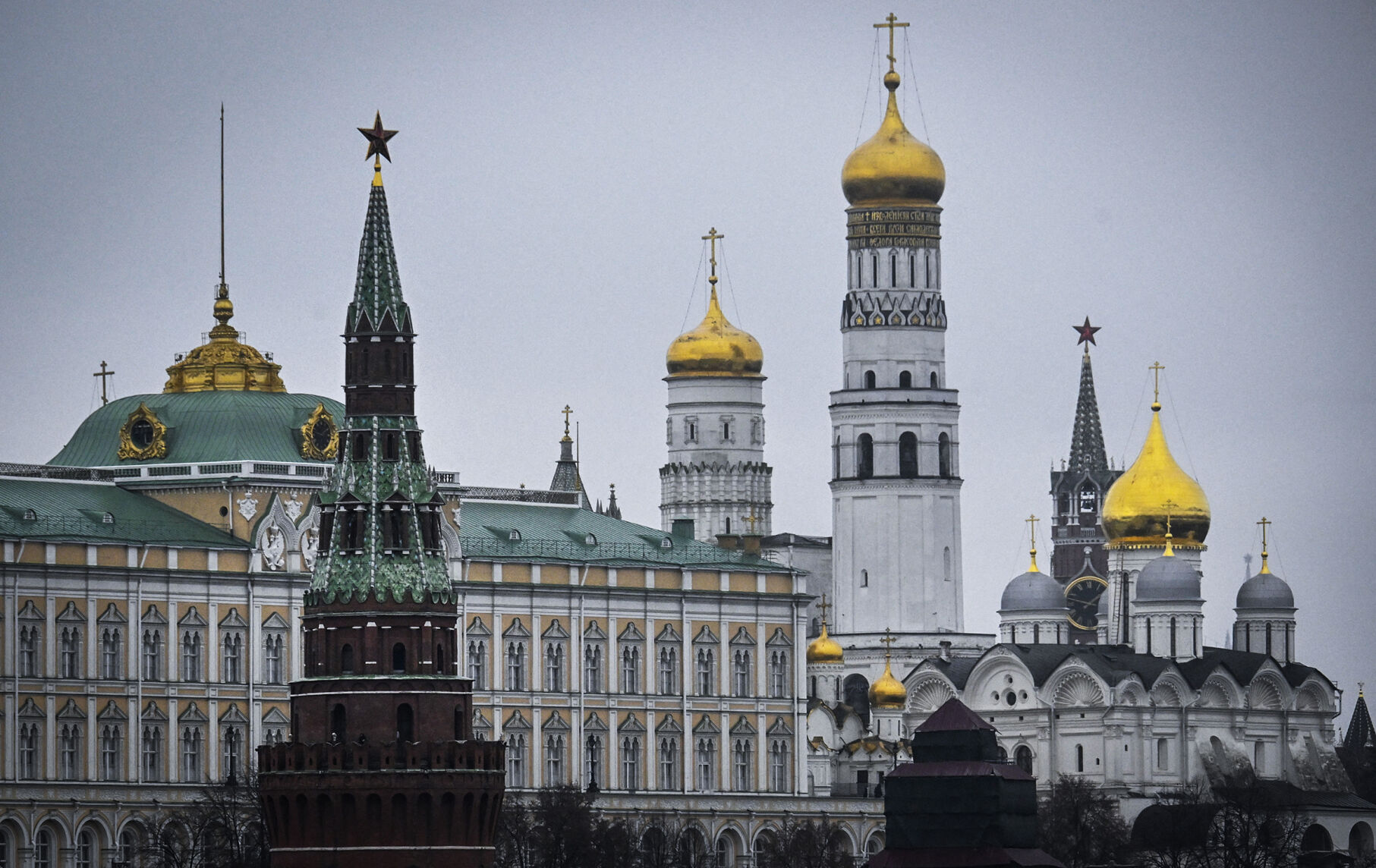 Putin meets with Witkoff on Ukraine, threatens strikes on ships ...