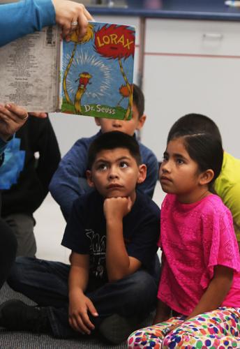 Volunteers read to students | Local News | hanfordsentinel.com