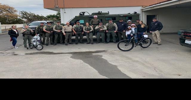 KCSO deputies, SWAT team deliver gifts | Local News | hanfordsentinel.com
