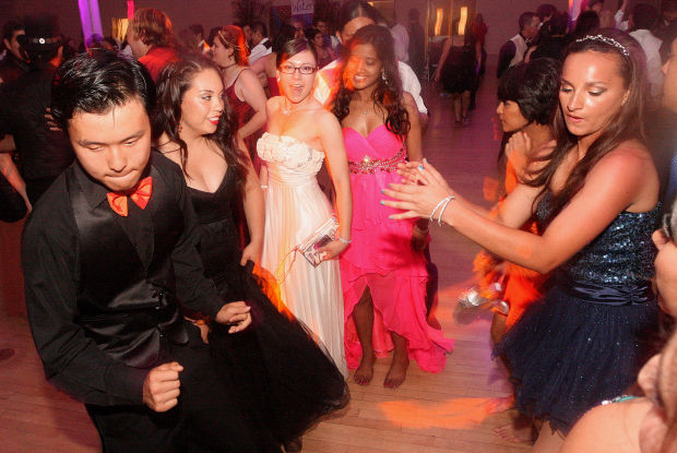 Hanford high school students share 'Bollywood' prom | Local News ...