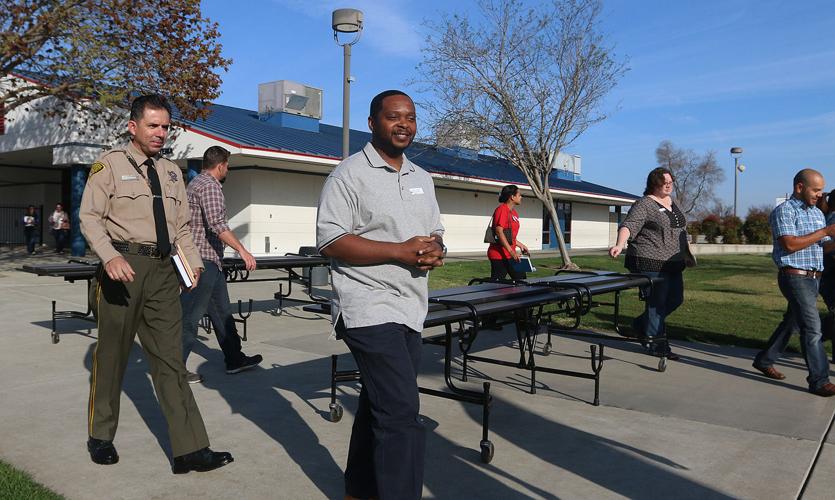 Volunteers read to students | Local News | hanfordsentinel.com