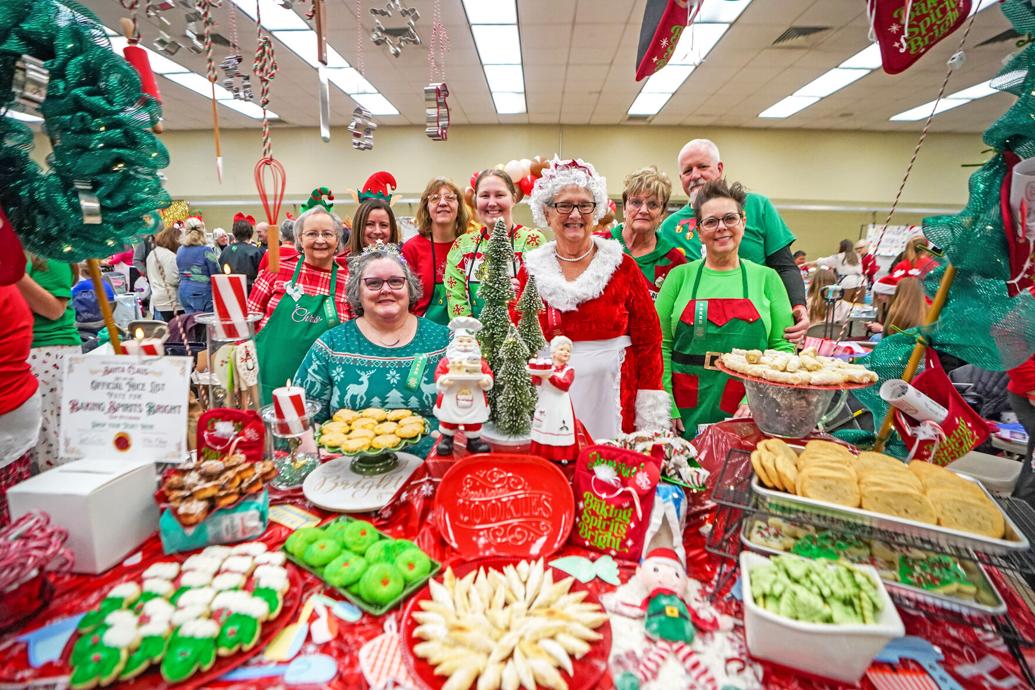 Hundreds swap sweets in record bid for world's largest Christmas cookie ...