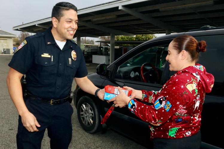 Lemoore Police bring smiles with 'Reason for the Season' giveaway ...
