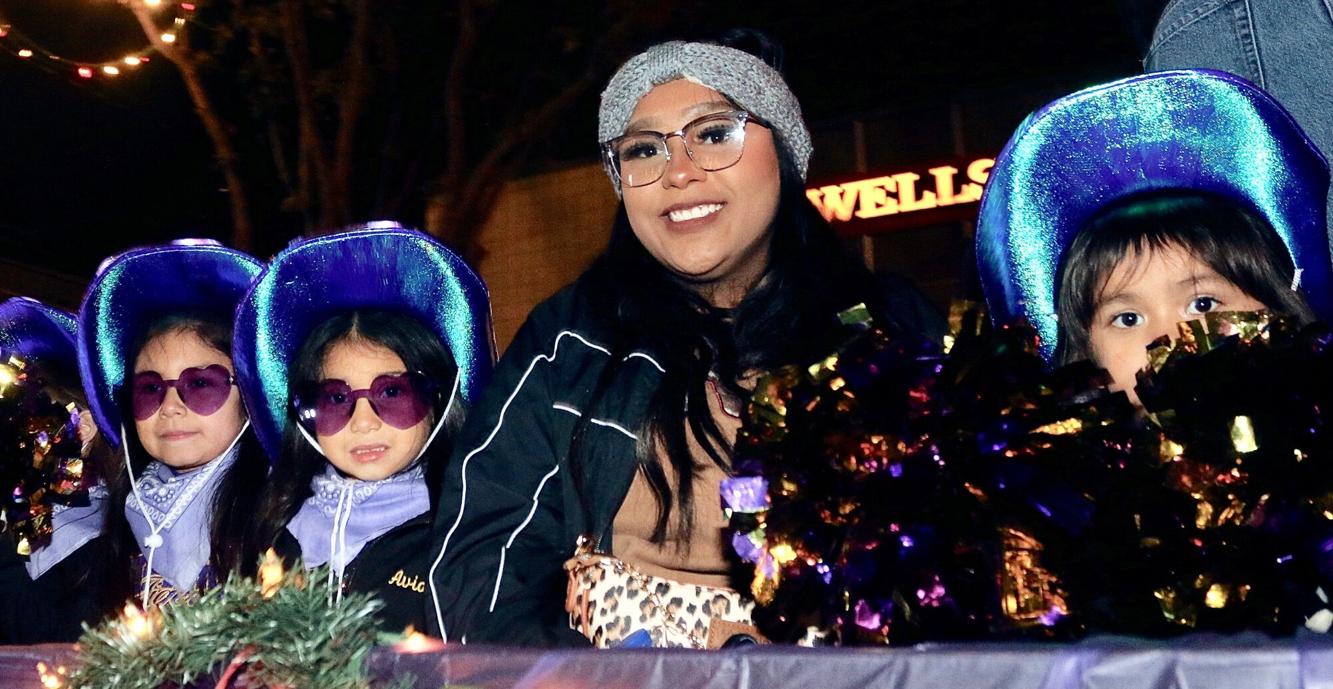 Holiday cheer as community welcomes parade in Lemoore | Lifestyles ...
