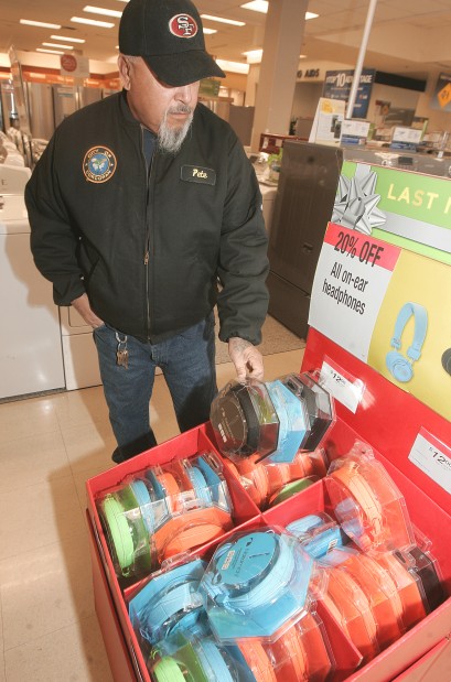 Last-minute shoppers fill mall | Local | hanfordsentinel.com