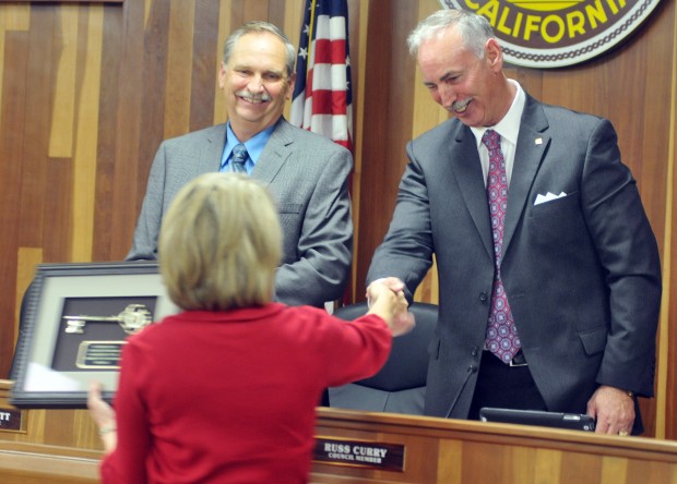 Martinez named mayor; Curry, Pannett sworn in at Hanford council ...