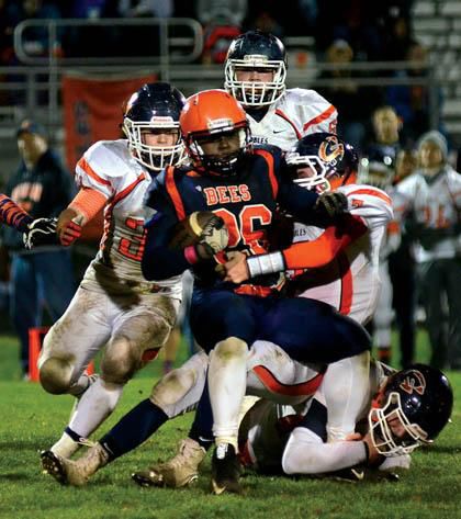 Bee football team scores and scores in playoff victory | News ...