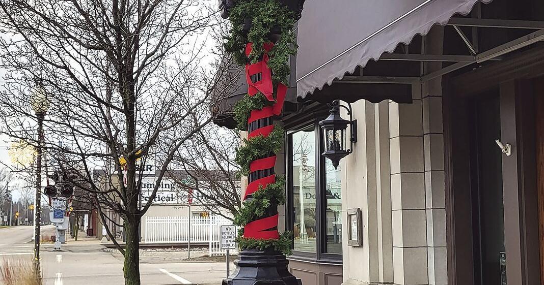 Three Oaks street clock winds into the new century | News ...