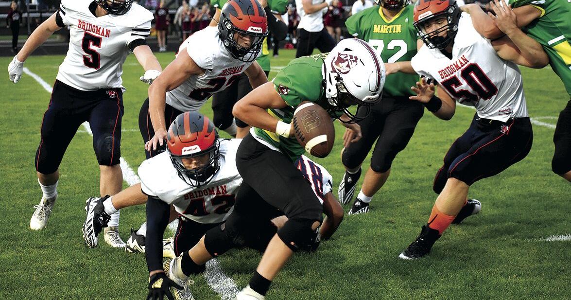 Bees edge Clippers in eight-man football battle | Sports ...